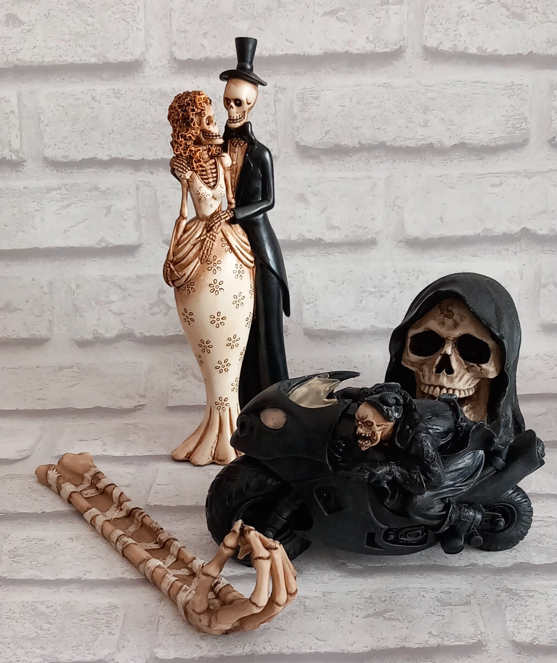 Skeltons & Skulls – The Owl Toad Mole Curio Store
